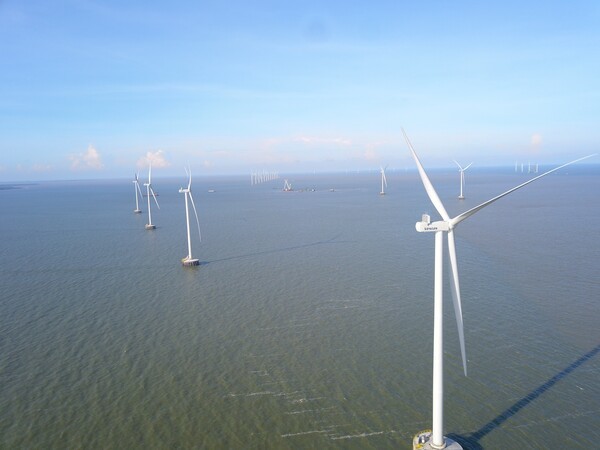 디시트렌드 : [포토] SK이노 E&S, TPD 해상풍력 발전단지 순항…"年 443GWh 발전"