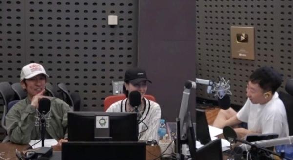 디시트렌드 : 유명 男가수 “비행기서 女승무원이 키스해달라고”