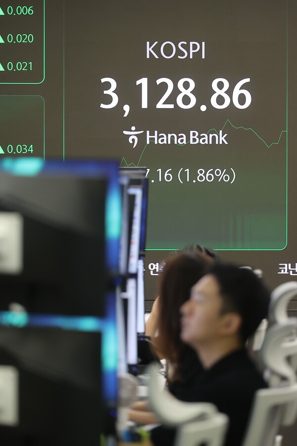 디시트렌드 : 코스피, 외인·기관 '사자'에 강보합…장중 3130선 돌파해 연고점 경신