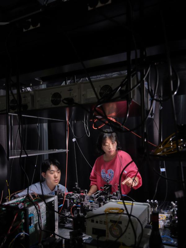 디시트렌드 : 측정 보정 없는 '양자키분배'…ETRI·KAIST "양자 암호통신 이론 새 정립"