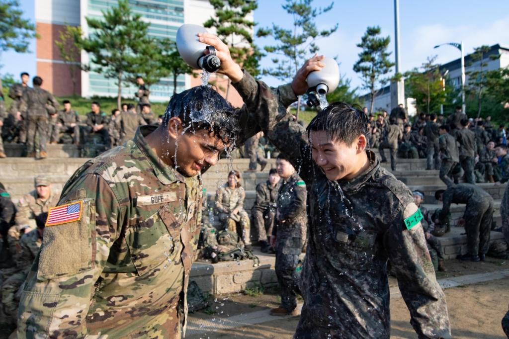 디시트렌드 : “위 고 투게더”…한미 ROTC 뜨겁게 뭉쳤다
