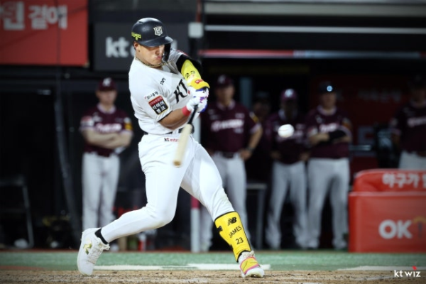 디시트렌드 : ‘괴물 타자’ 안현민, 폰세 꺾고 KBO 7월 MVP