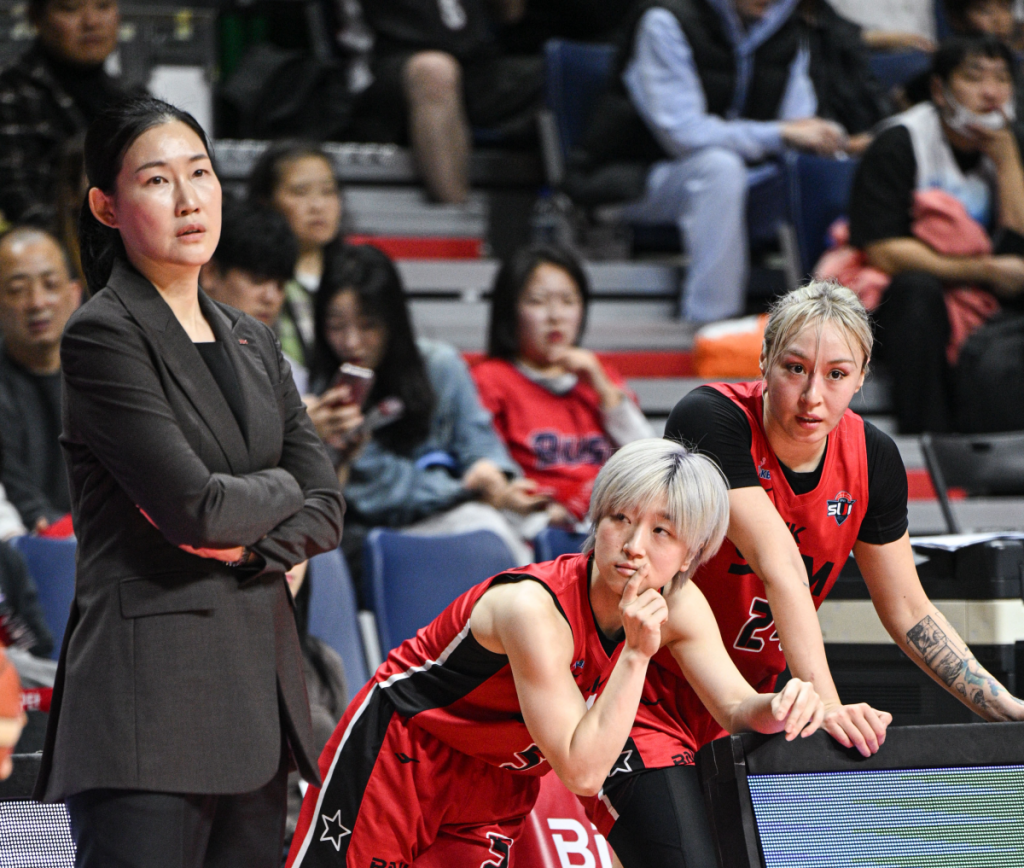스타트렌드 : 박정은 감독 첫승 요정은 ‘깜짝 14점’ 김정은…사상 첫 여성 사령탑 대결서 챔프 BNK 승리